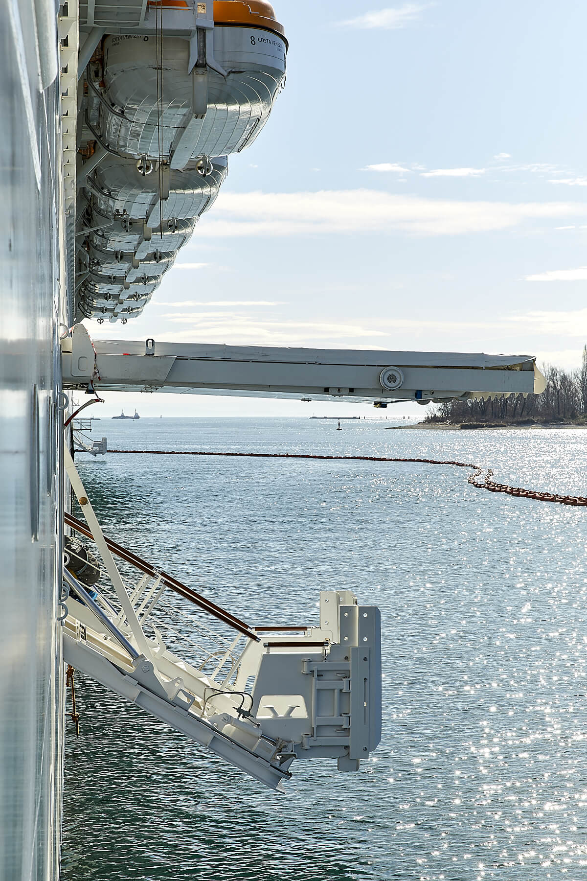 Tender embarkation platforms guarantee high safety - Navim Group